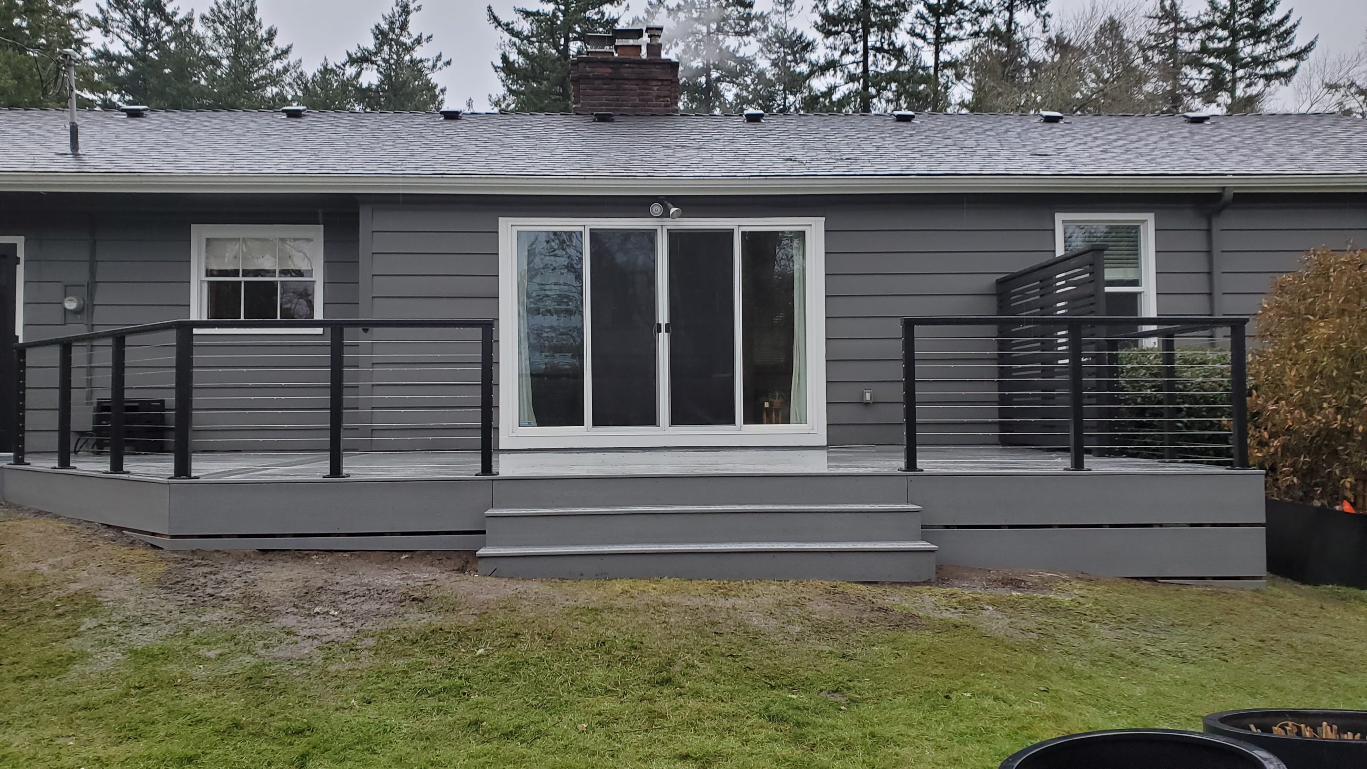 Trex Select Pebble Grey Deck with Skirt and Privacy Screen - Deck ...